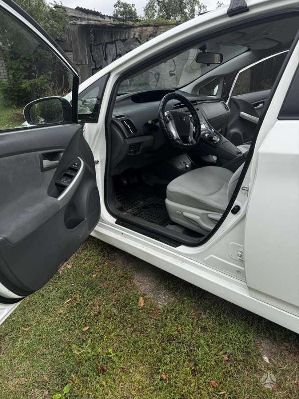 Toyota Prius 2011 in Vilnius on AUTOMOTO.COM.LV White Toyota Prius 2011 in Vilnius, with an engine capacity of 1.80 L and mileage of 338 thousand km for 4300 €, photo 11 on AUTOMOTO.COM.LV