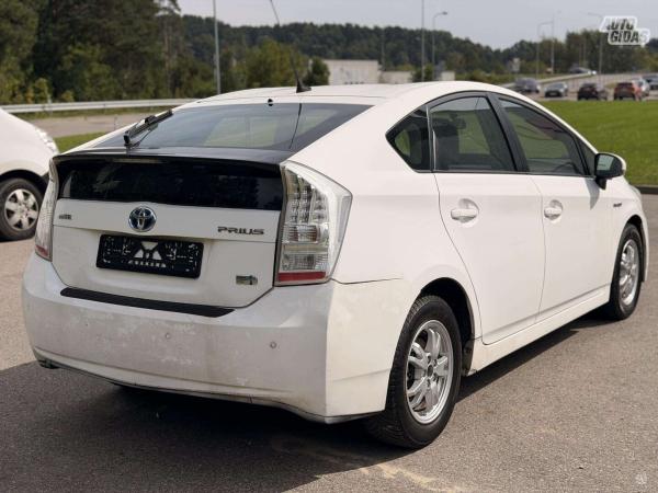 Toyota Prius 2011 in Vilnius on AUTOMOTO.COM.LV White Toyota Prius 2011 in Vilnius, with an engine capacity of 1.80 L and mileage of 335 thousand km for 3950 €, photo 5 on AUTOMOTO.COM.LV