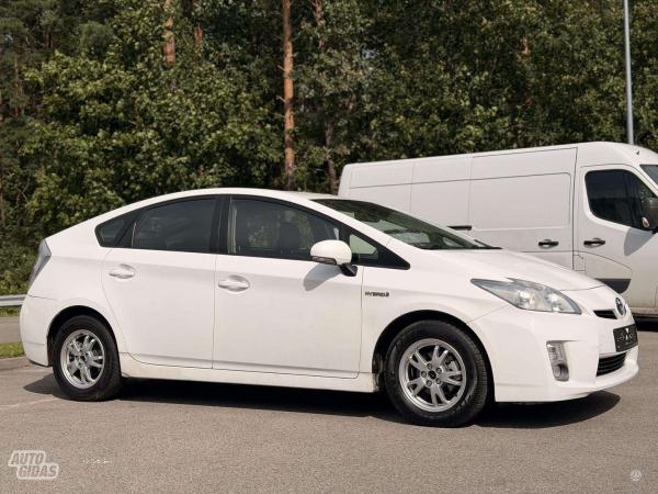 Toyota Prius 2011 in Vilnius on AUTOMOTO.COM.LV White Toyota Prius 2011 in Vilnius, with an engine capacity of 1.80 L and mileage of 335 thousand km for 3950 €, photo 7 on AUTOMOTO.COM.LV