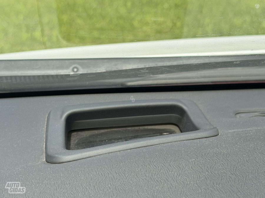 Balts Toyota Prius 2011 Viļņa, ar dzinēja tilpumu 1.80 L un nobraukumu 335 tūkst. km par 3950 €, foto 19 vietnē AUTOMOTO.COM.LV
