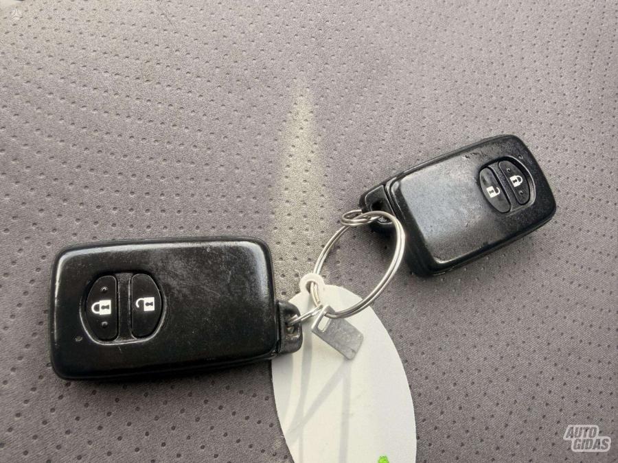 Balts Toyota Prius 2011 Viļņa, ar dzinēja tilpumu 1.80 L un nobraukumu 335 tūkst. km par 3950 €, foto 26 vietnē AUTOMOTO.COM.LV