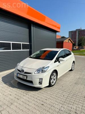 White Toyota Prius 2012 in Riga, with an engine capacity of 1.80 L and mileage of 320 thousand km for 5500 €, photo 1 on AUTOMOTO.COM.LV