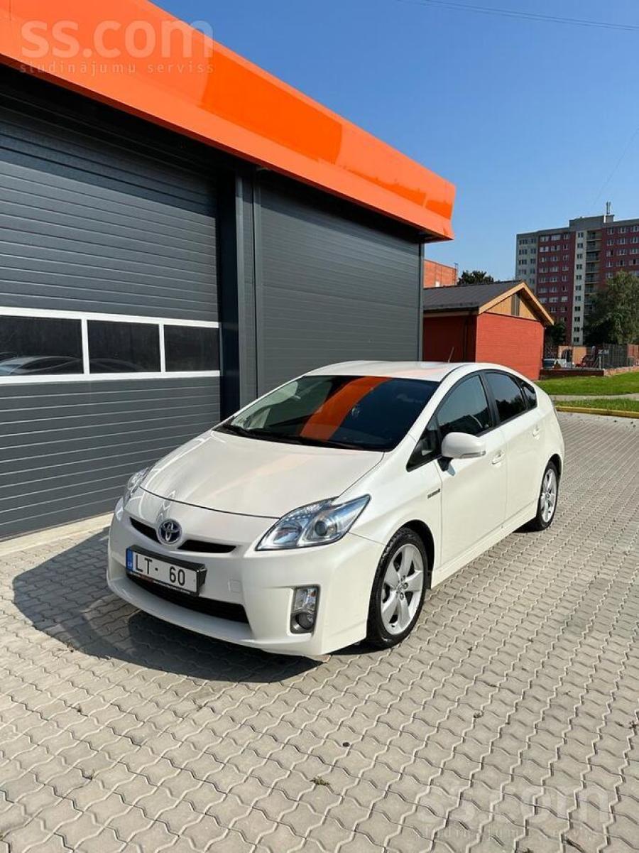 White Toyota Prius 2012 in Riga, with an engine capacity of 1.80 L and mileage of 320 thousand km for 5500 €, photo 1 on AUTOMOTO.COM.LV