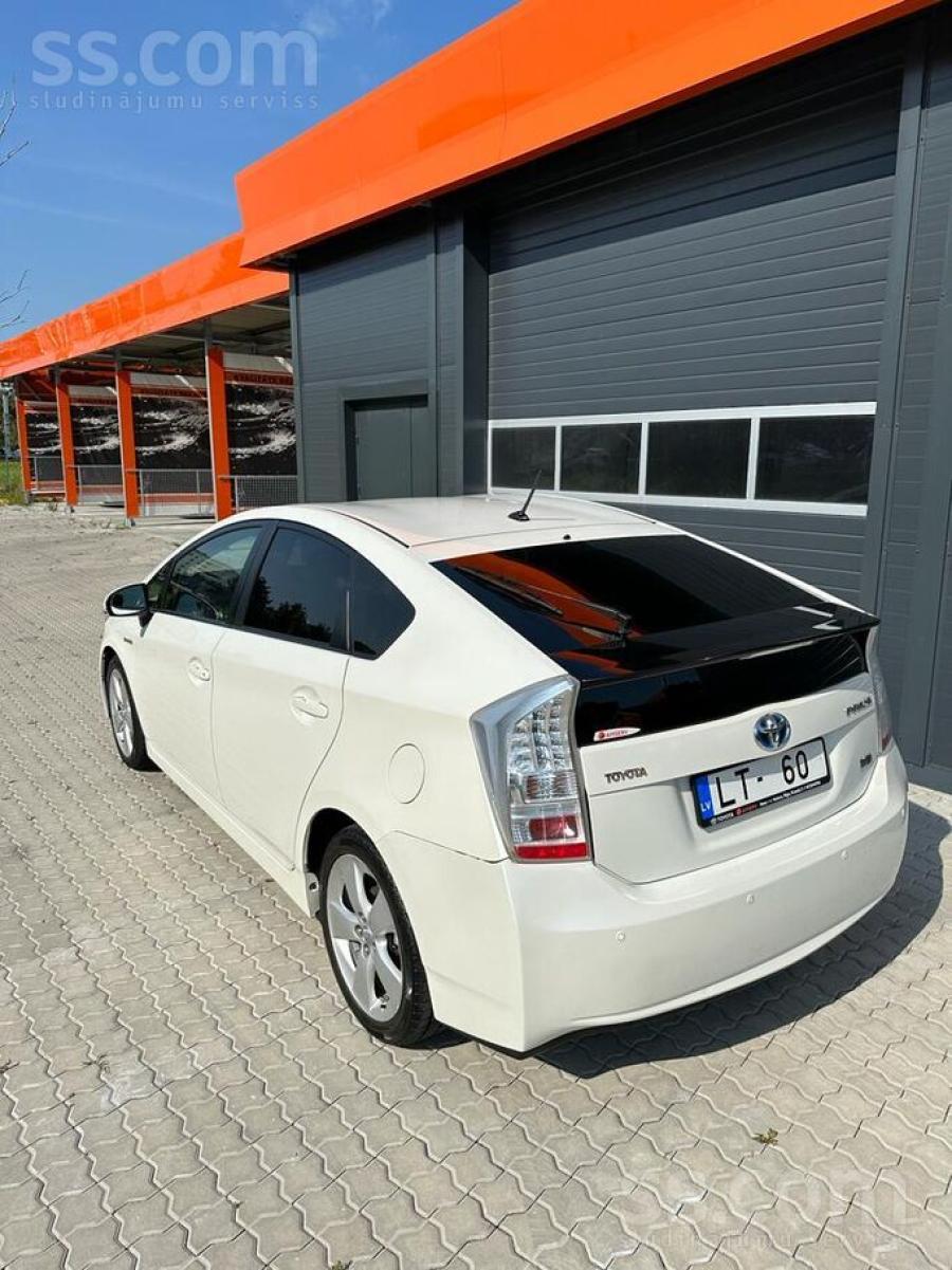 White Toyota Prius 2012 in Riga, with an engine capacity of 1.80 L and mileage of 320 thousand km for 5500 €, photo 2 on AUTOMOTO.COM.LV