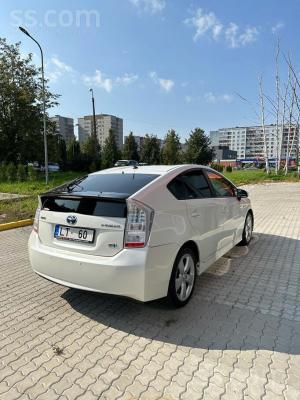 White Toyota Prius 2012 in Riga, with an engine capacity of 1.80 L and mileage of 320 thousand km for 5500 €, photo 3 on AUTOMOTO.COM.LV