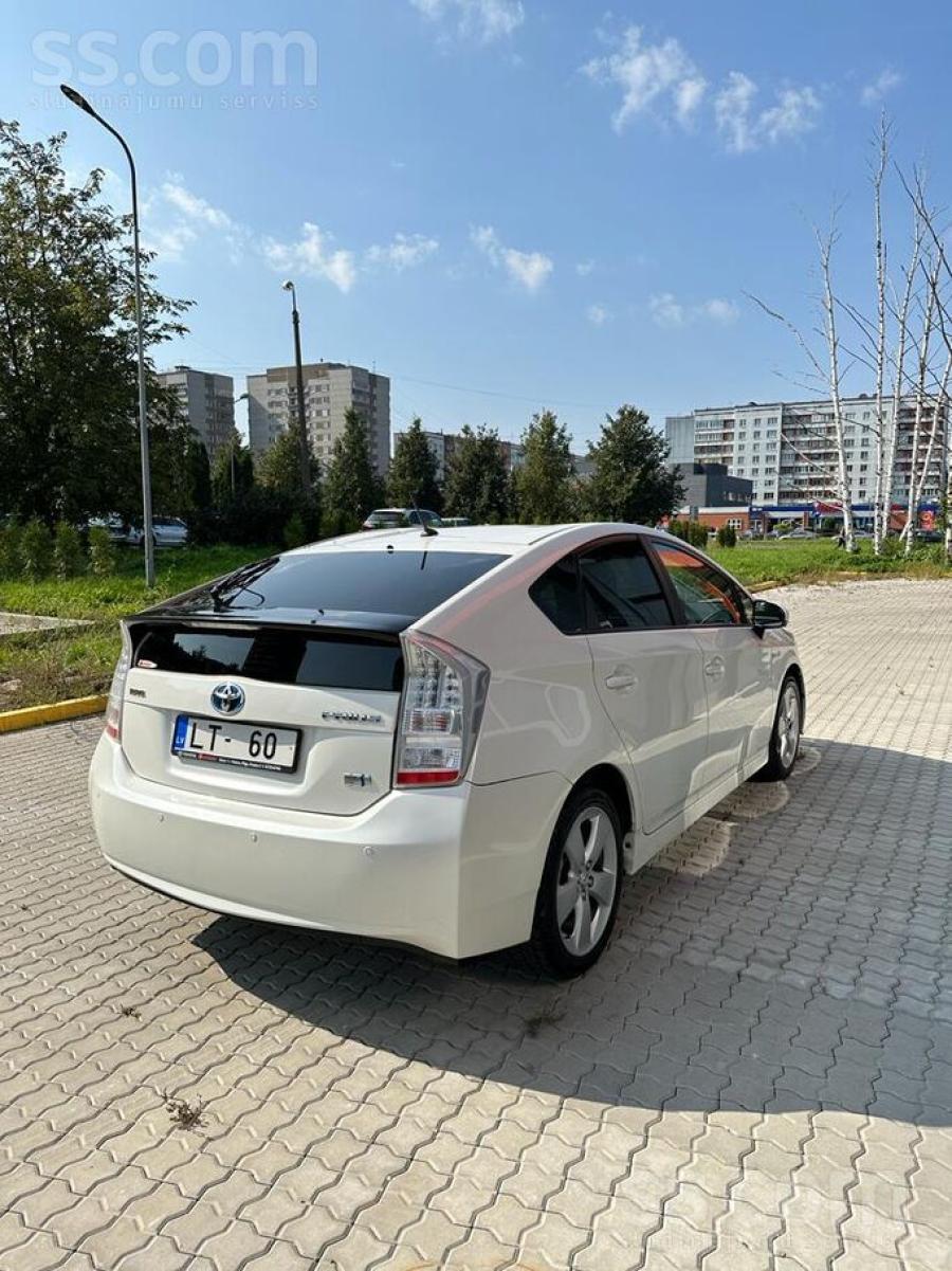 White Toyota Prius 2012 in Riga, with an engine capacity of 1.80 L and mileage of 320 thousand km for 5500 €, photo 3 on AUTOMOTO.COM.LV