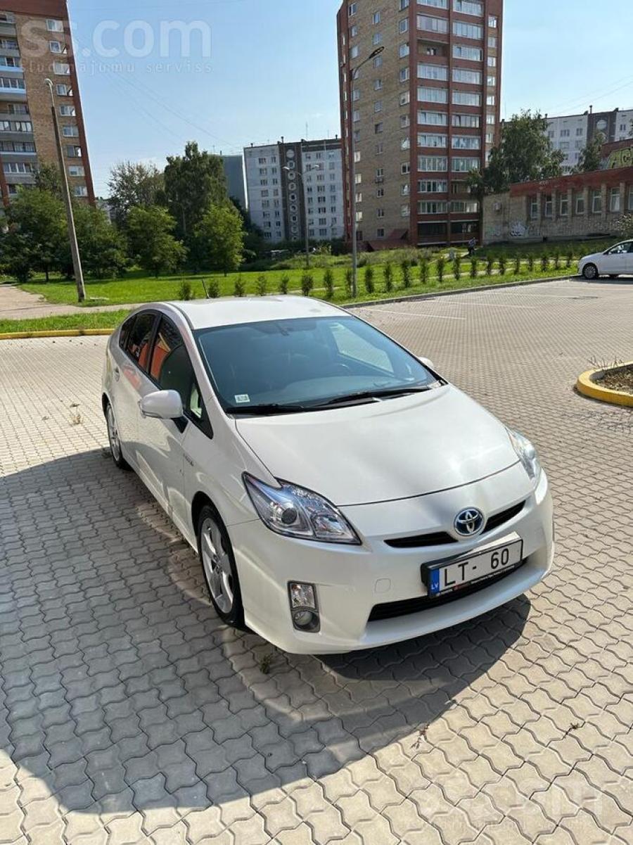 White Toyota Prius 2012 in Riga, with an engine capacity of 1.80 L and mileage of 320 thousand km for 5500 €, photo 4 on AUTOMOTO.COM.LV