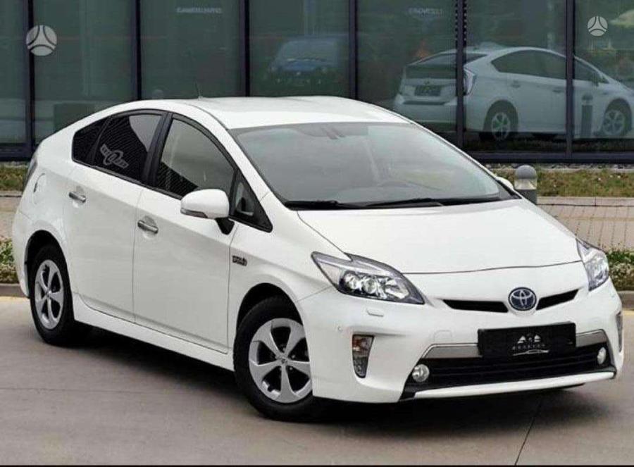 White Toyota Prius 2012 in Vilnius, with an engine capacity of 1.80 L and mileage of 200 thousand km for 8300 €, photo 1 on AUTOMOTO.COM.LV