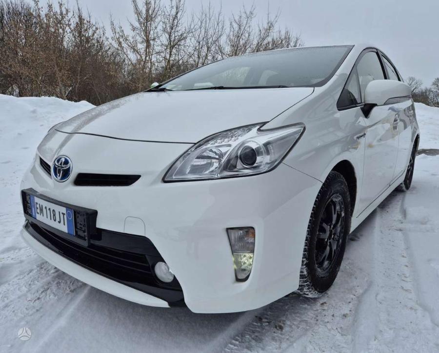 Balts Toyota Prius 2012 Panevēža, ar dzinēja tilpumu 1.80 L un nobraukumu 170 tūkst. km par 6999 €, foto 1 vietnē AUTOMOTO.COM.LV