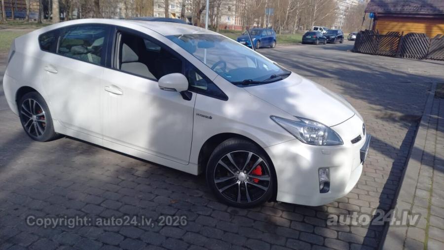 White Toyota Prius 2012 in Riga, with an engine capacity of 1.80 L and mileage of 350 thousand km for 5000 €, photo 2 on AUTOMOTO.COM.LV