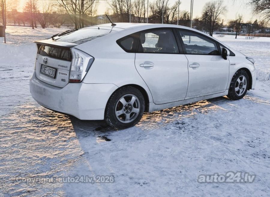 White Toyota Prius 2012 in Riga, with an engine capacity of 1.80 L and mileage of 350 thousand km for 5000 €, photo 3 on AUTOMOTO.COM.LV