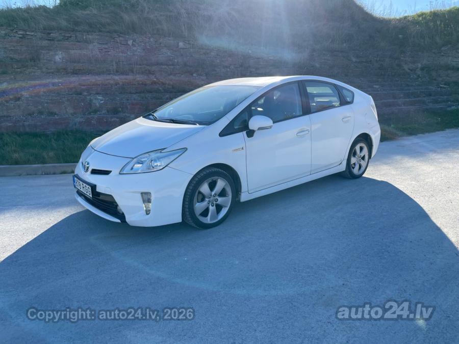 Balts Toyota Prius 2012 Tallina, ar dzinēja tilpumu 1.80 L un nobraukumu 450 tūkst. km par 5900 €, foto 1 vietnē AUTOMOTO.COM.LV