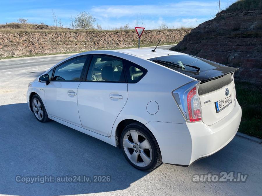 Balts Toyota Prius 2012 Tallina, ar dzinēja tilpumu 1.80 L un nobraukumu 450 tūkst. km par 5900 €, foto 6 vietnē AUTOMOTO.COM.LV