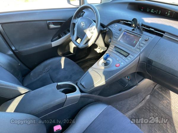 Белый Тойота Приус 2012 в Таллин, объемом двигателя 1.80 л и пробегом 450 тыс. км за 5900 €, фото 8 на AUTOMOTO.COM.LV