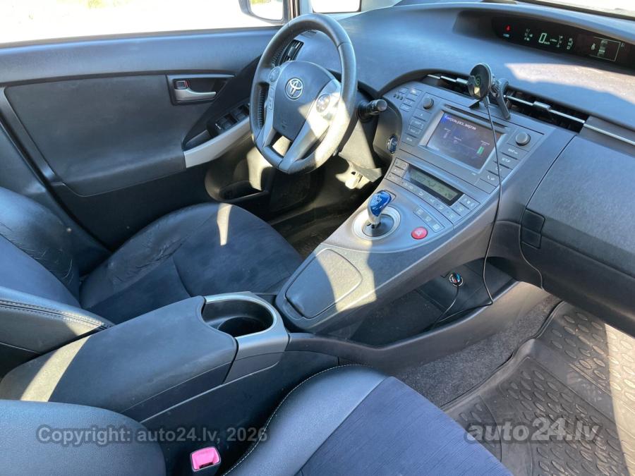 Balts Toyota Prius 2012 Tallina, ar dzinēja tilpumu 1.80 L un nobraukumu 450 tūkst. km par 5900 €, foto 9 vietnē AUTOMOTO.COM.LV