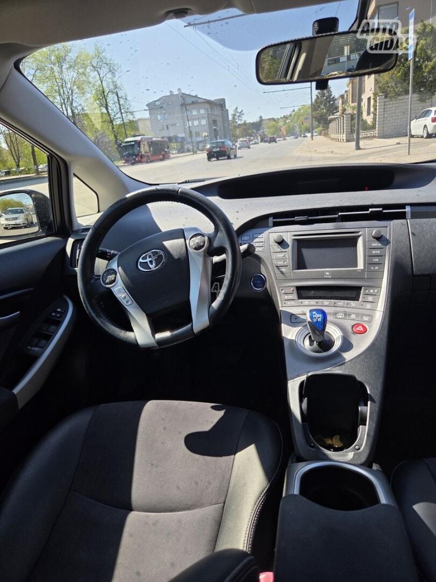 Balts Toyota Prius 2012 Kauņa, ar dzinēja tilpumu 1.80 L un nobraukumu 270 tūkst. km par 9000 €, foto 4 vietnē AUTOMOTO.COM.LV