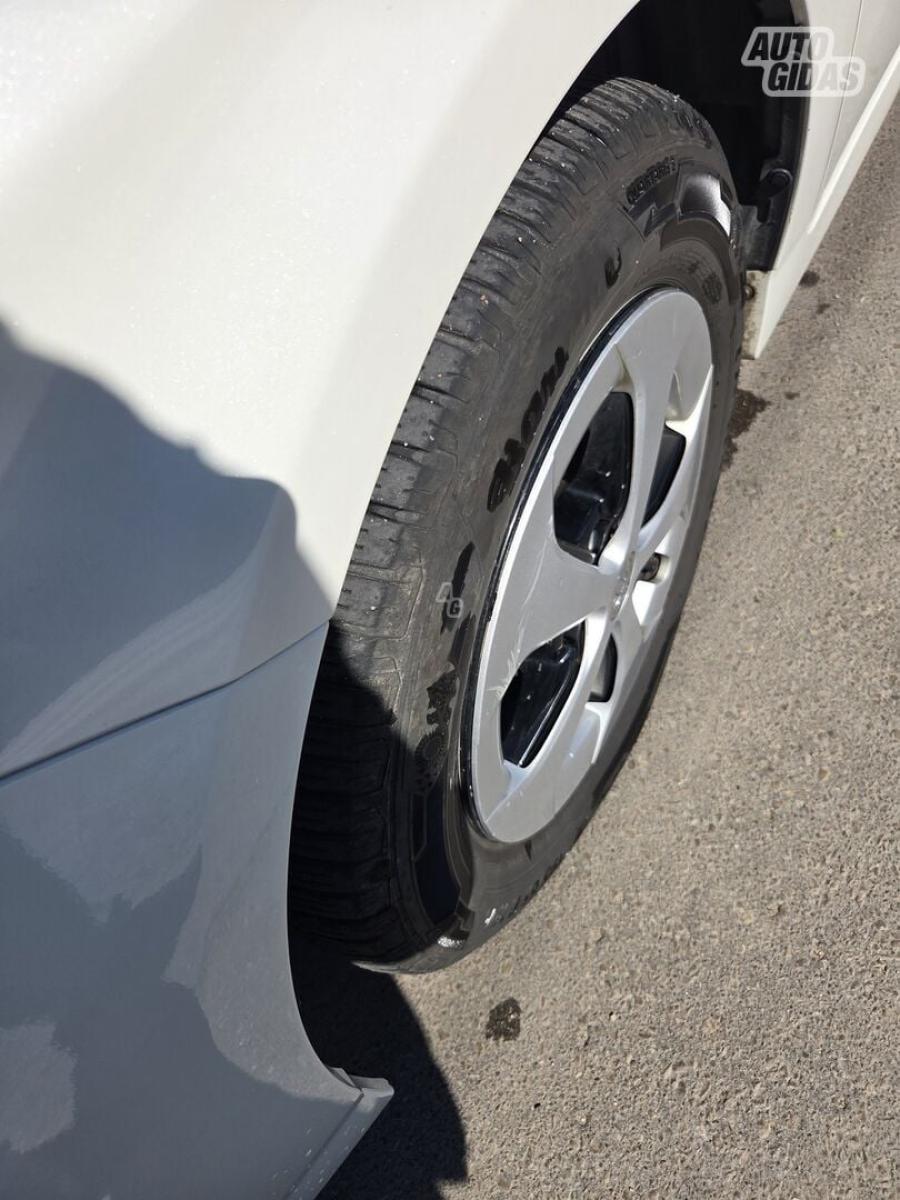 Balts Toyota Prius 2012 Kauņa, ar dzinēja tilpumu 1.80 L un nobraukumu 270 tūkst. km par 9000 €, foto 9 vietnē AUTOMOTO.COM.LV