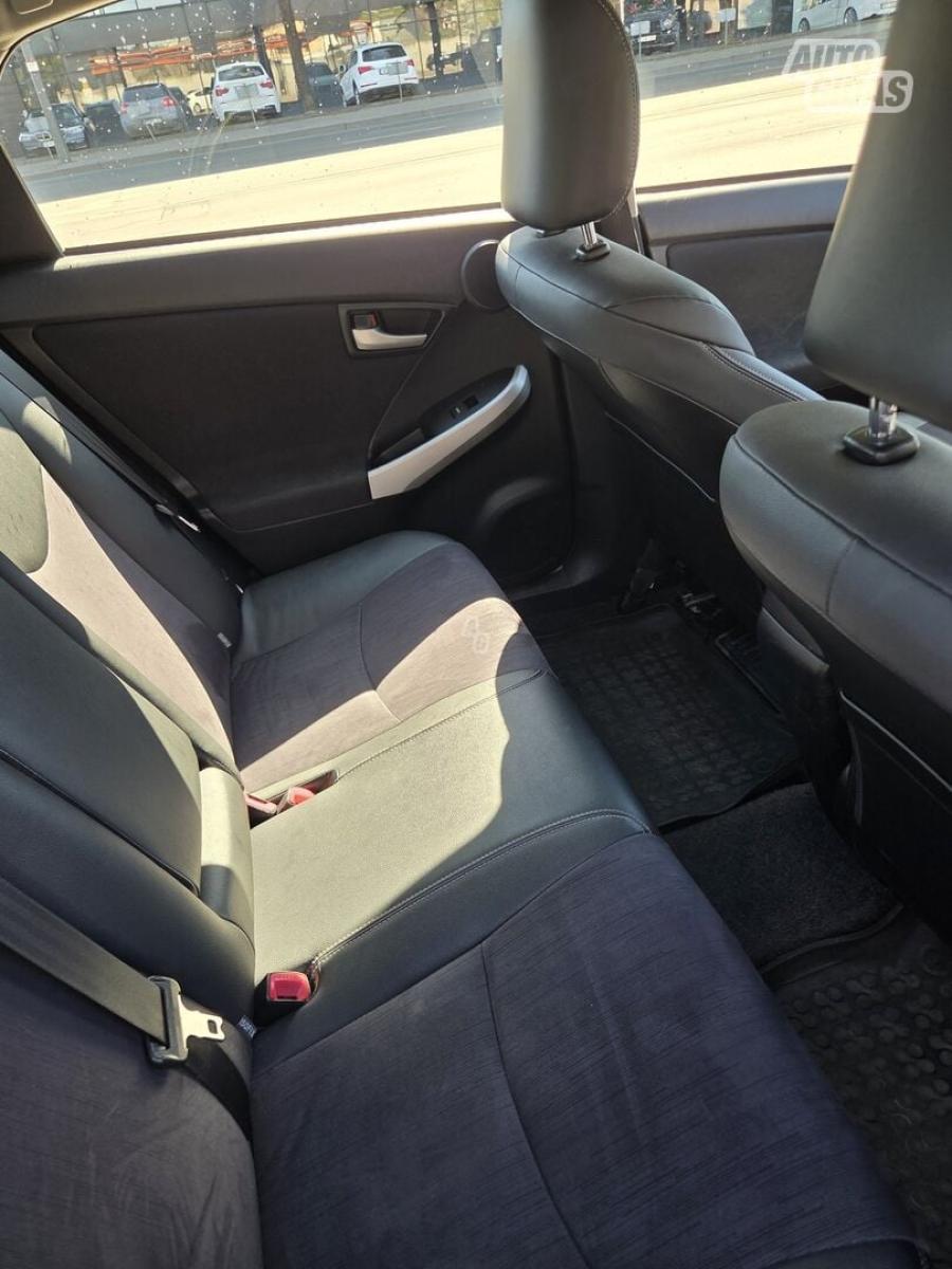 Balts Toyota Prius 2012 Kauņa, ar dzinēja tilpumu 1.80 L un nobraukumu 270 tūkst. km par 9000 €, foto 13 vietnē AUTOMOTO.COM.LV