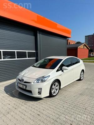 Balts Toyota Prius 2012 Rīga, ar dzinēja tilpumu 1.80 L un nobraukumu 352 tūkst. km par 6000 €, foto  vietnē AUTOMOTO.COM.LV