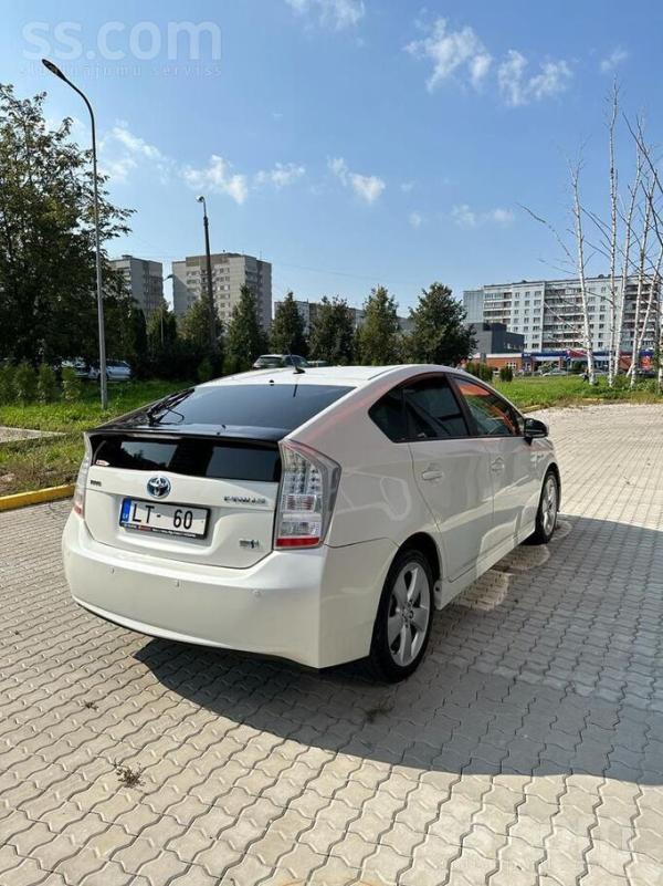 Balts Toyota Prius 2012 Rīga, ar dzinēja tilpumu 1.80 L un nobraukumu 352 tūkst. km par 6000 €, foto 2 vietnē AUTOMOTO.COM.LV