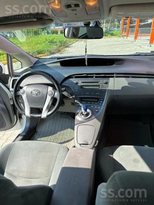 Balts Toyota Prius 2012 Rīga, ar dzinēja tilpumu 1.80 L un nobraukumu 352 tūkst. km par 6000 €, foto 5 vietnē AUTOMOTO.COM.LV