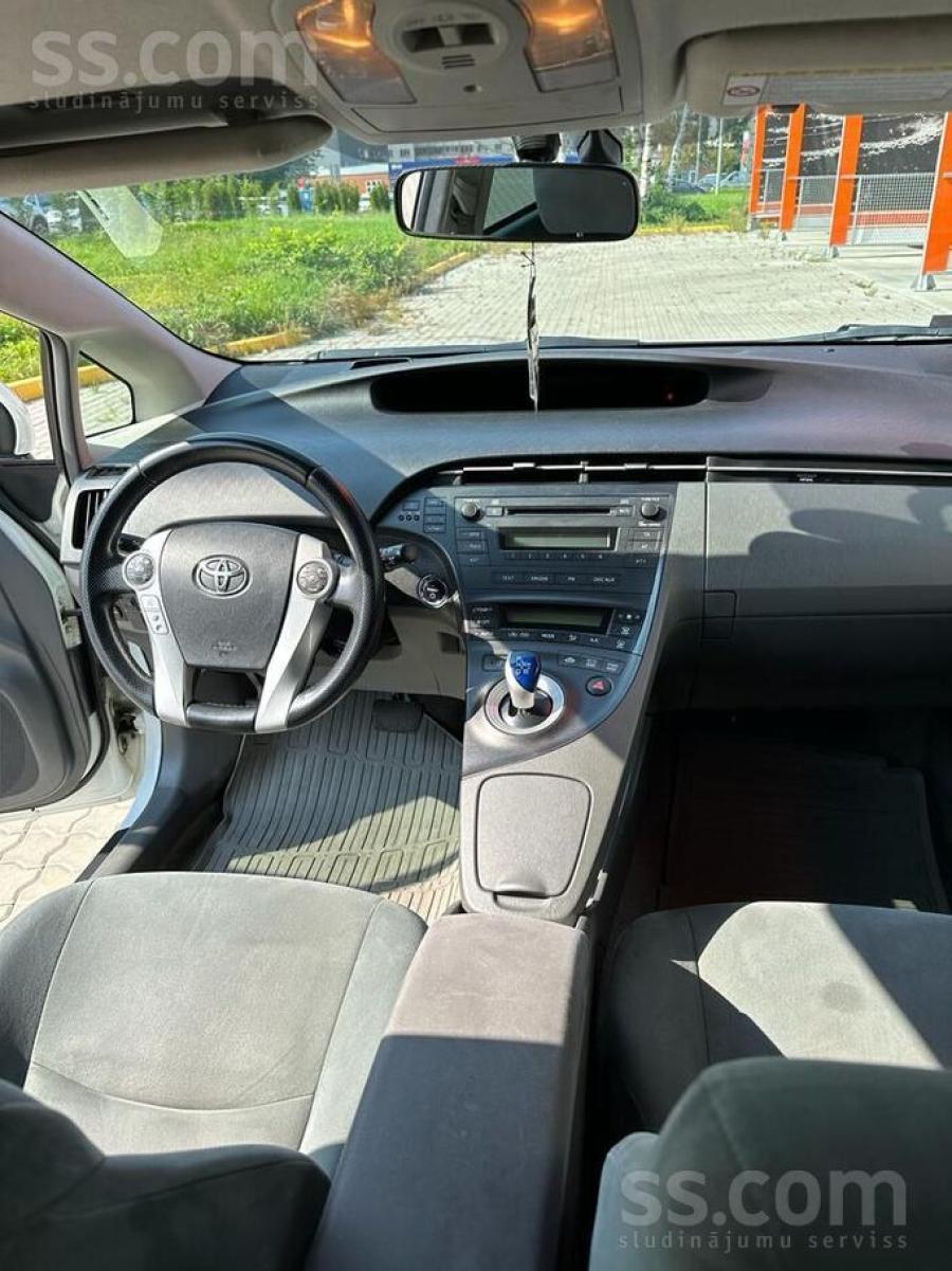 Balts Toyota Prius 2012 Rīga, ar dzinēja tilpumu 1.80 L un nobraukumu 352 tūkst. km par 6000 €, foto 5 vietnē AUTOMOTO.COM.LV