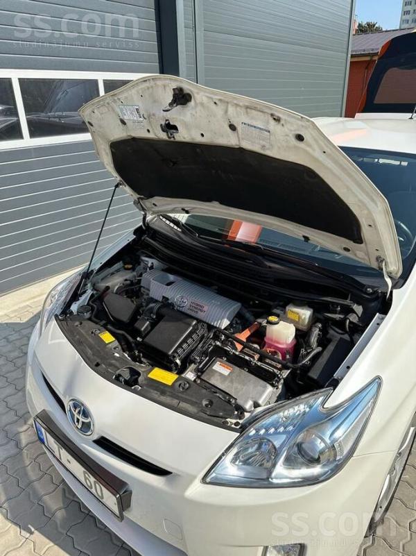 Balts Toyota Prius 2012 Rīga, ar dzinēja tilpumu 1.80 L un nobraukumu 352 tūkst. km par 6000 €, foto 5 vietnē AUTOMOTO.COM.LV