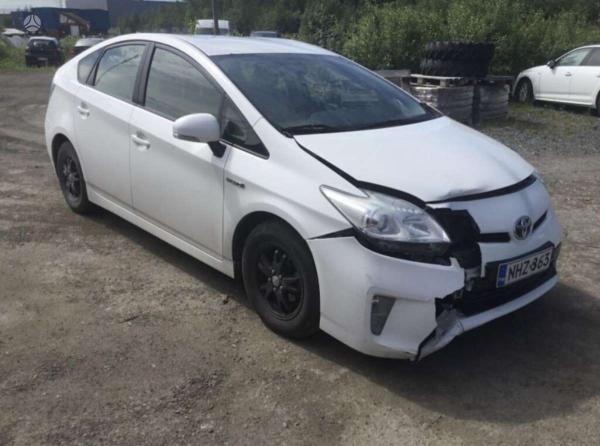 White Toyota Prius 2012 in Kelme, with an engine capacity of 0.00 L and mileage of 375 thousand km for 4300 €, photo 1 on AUTOMOTO.COM.LV