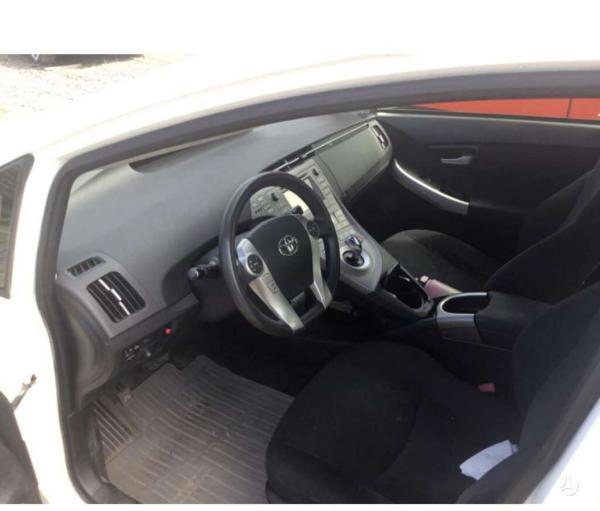 White Toyota Prius 2012 in Kelme, with an engine capacity of 0.00 L and mileage of 375 thousand km for 4300 €, photo 4 on AUTOMOTO.COM.LV