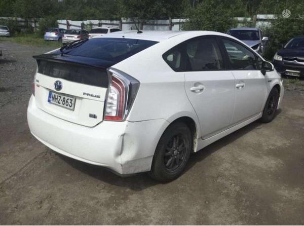 White Toyota Prius 2012 in Kelme, with an engine capacity of 0.00 L and mileage of 375 thousand km for 4300 €, photo 5 on AUTOMOTO.COM.LV