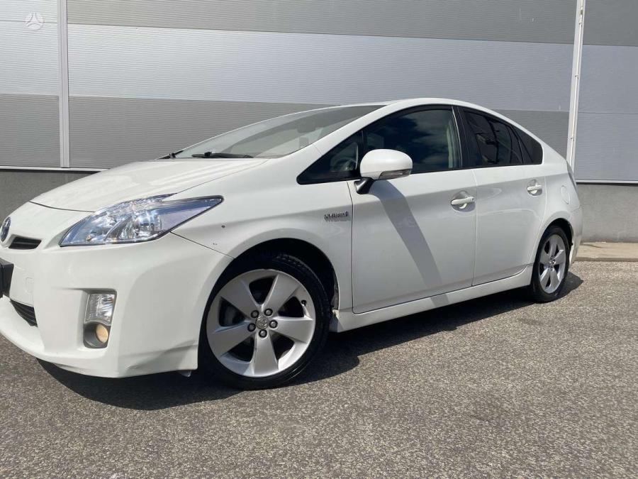White Toyota Prius 2012 in Vilnius, with an engine capacity of 1.80 L and mileage of 380 thousand km for 5950 €, photo 1 on AUTOMOTO.COM.LV