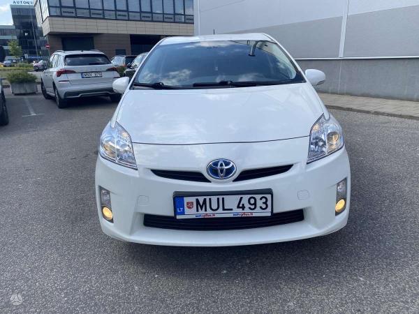 White Toyota Prius 2012 in Vilnius, with an engine capacity of 1.80 L and mileage of 380 thousand km for 5950 €, photo 2 on AUTOMOTO.COM.LV