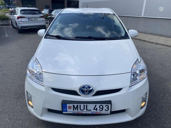 White Toyota Prius 2012 in Vilnius, with an engine capacity of 1.80 L and mileage of 380 thousand km for 5950 €, photo 3 on AUTOMOTO.COM.LV