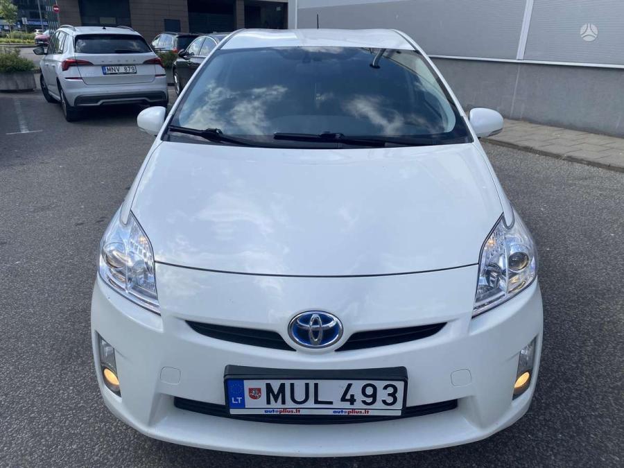White Toyota Prius 2012 in Vilnius, with an engine capacity of 1.80 L and mileage of 380 thousand km for 5950 €, photo 4 on AUTOMOTO.COM.LV