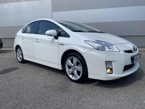 White Toyota Prius 2012 in Vilnius, with an engine capacity of 1.80 L and mileage of 380 thousand km for 5950 €, photo 5 on AUTOMOTO.COM.LV