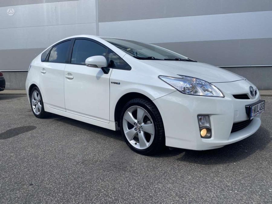 White Toyota Prius 2012 in Vilnius, with an engine capacity of 1.80 L and mileage of 380 thousand km for 5950 €, photo 5 on AUTOMOTO.COM.LV