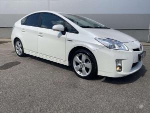 White Toyota Prius 2012 in Vilnius, with an engine capacity of 1.80 L and mileage of 380 thousand km for 5950 €, photo 6 on AUTOMOTO.COM.LV