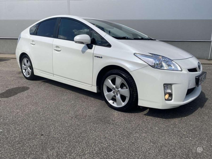 White Toyota Prius 2012 in Vilnius, with an engine capacity of 1.80 L and mileage of 380 thousand km for 5950 €, photo 6 on AUTOMOTO.COM.LV