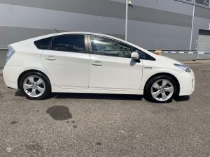 White Toyota Prius 2012 in Vilnius, with an engine capacity of 1.80 L and mileage of 380 thousand km for 5950 €, photo 7 on AUTOMOTO.COM.LV
