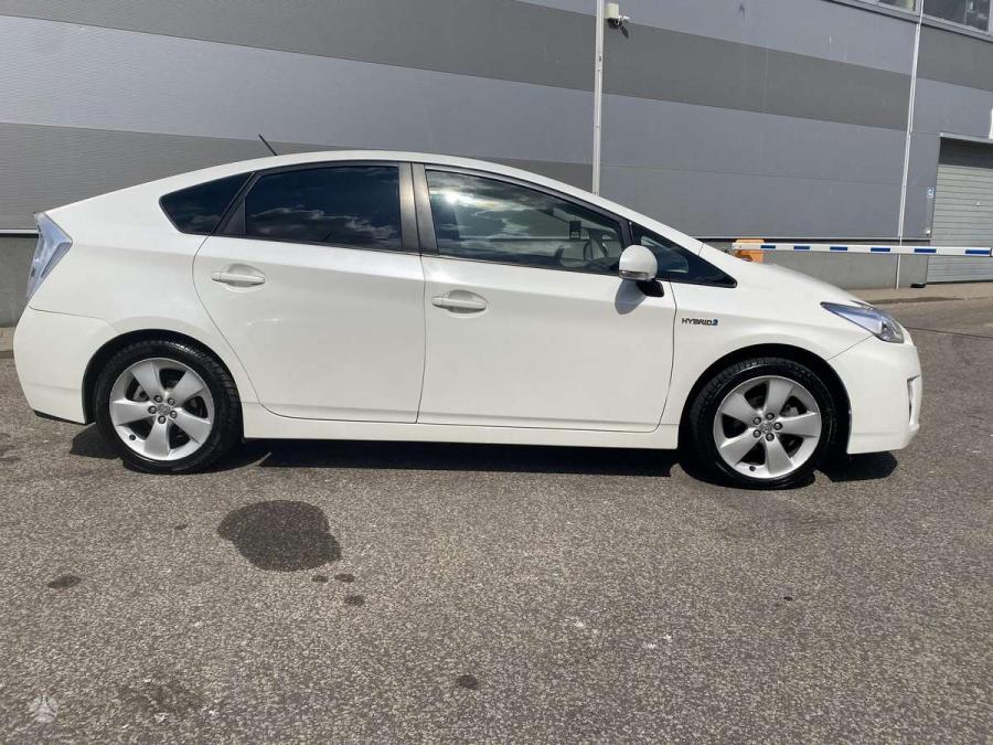 White Toyota Prius 2012 in Vilnius, with an engine capacity of 1.80 L and mileage of 380 thousand km for 5950 €, photo 7 on AUTOMOTO.COM.LV