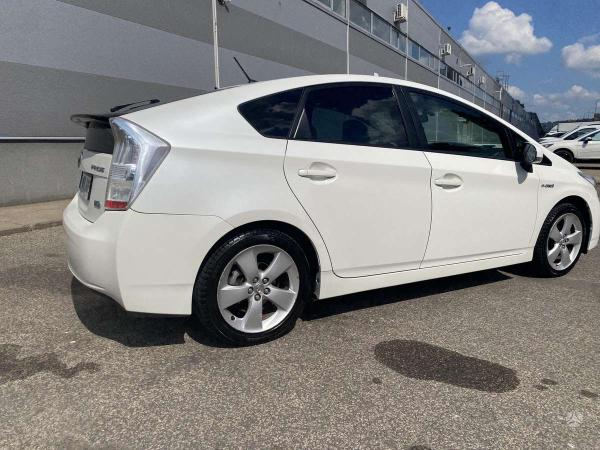 White Toyota Prius 2012 in Vilnius, with an engine capacity of 1.80 L and mileage of 380 thousand km for 5950 €, photo 7 on AUTOMOTO.COM.LV