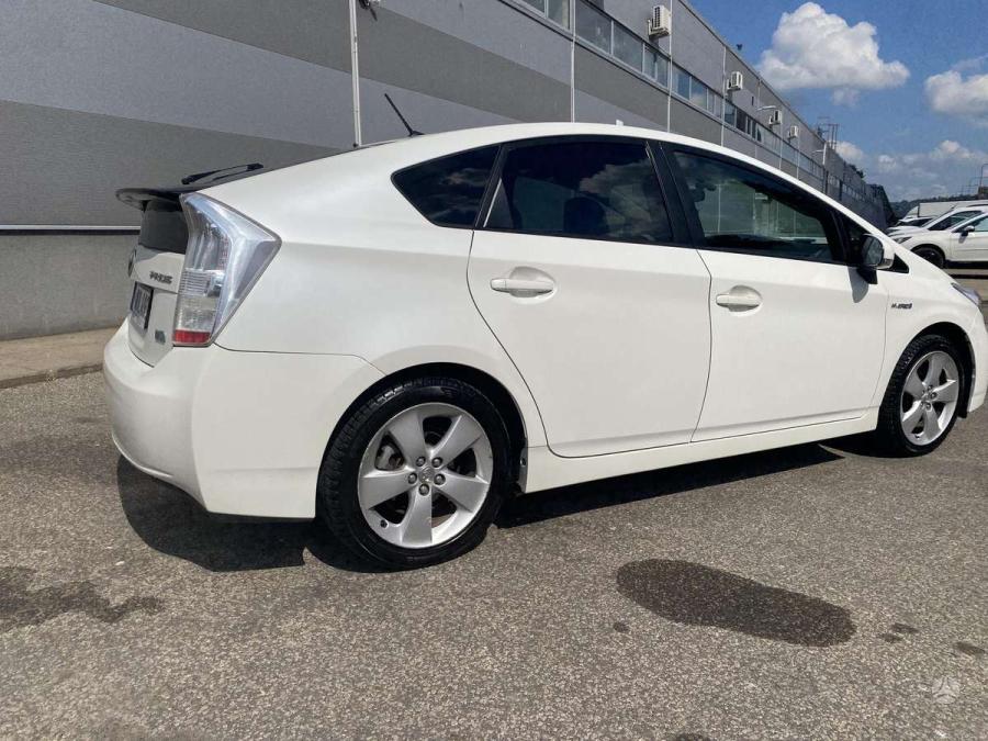 White Toyota Prius 2012 in Vilnius, with an engine capacity of 1.80 L and mileage of 380 thousand km for 5950 €, photo 8 on AUTOMOTO.COM.LV