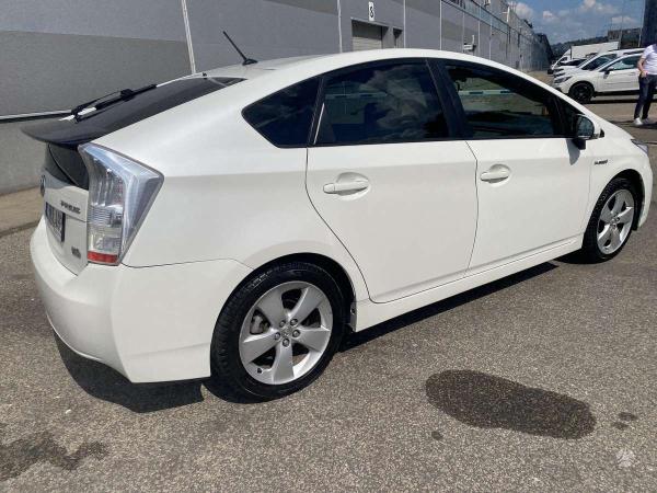 White Toyota Prius 2012 in Vilnius, with an engine capacity of 1.80 L and mileage of 380 thousand km for 5950 €, photo 8 on AUTOMOTO.COM.LV