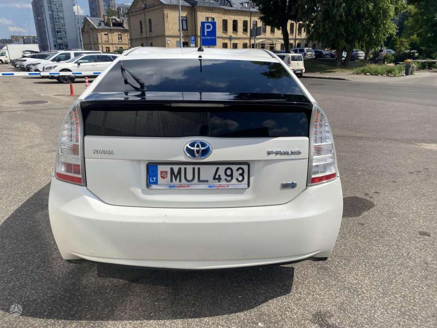 White Toyota Prius 2012 in Vilnius, with an engine capacity of 1.80 L and mileage of 380 thousand km for 5950 €, photo 10 on AUTOMOTO.COM.LV