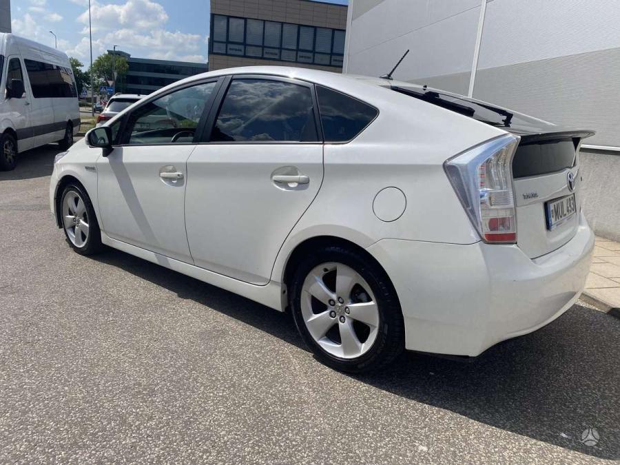 White Toyota Prius 2012 in Vilnius, with an engine capacity of 1.80 L and mileage of 380 thousand km for 5950 €, photo 11 on AUTOMOTO.COM.LV