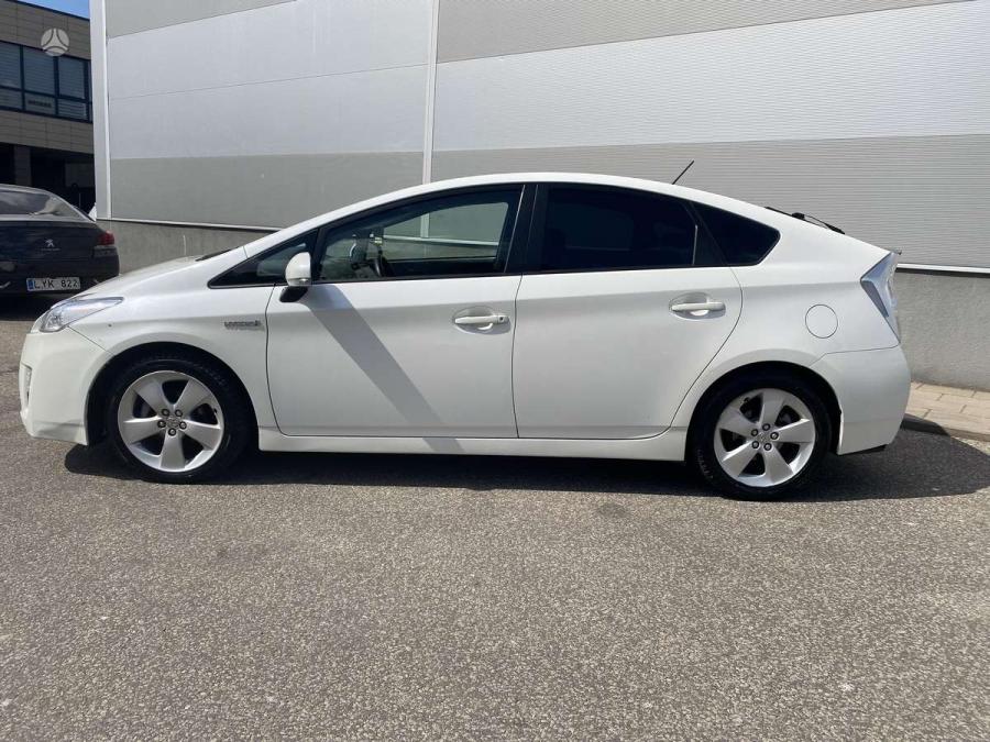 White Toyota Prius 2012 in Vilnius, with an engine capacity of 1.80 L and mileage of 380 thousand km for 5950 €, photo 12 on AUTOMOTO.COM.LV