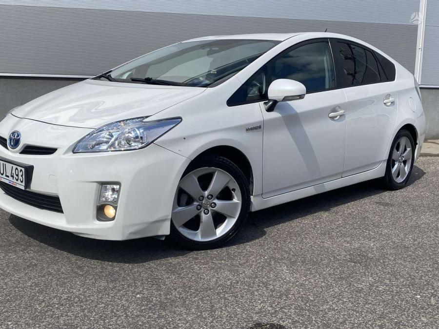 White Toyota Prius 2012 in Vilnius, with an engine capacity of 1.80 L and mileage of 380 thousand km for 5950 €, photo 14 on AUTOMOTO.COM.LV
