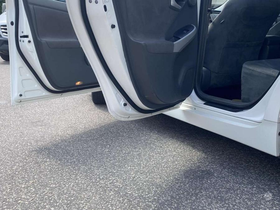 White Toyota Prius 2012 in Vilnius, with an engine capacity of 1.80 L and mileage of 380 thousand km for 5950 €, photo 16 on AUTOMOTO.COM.LV