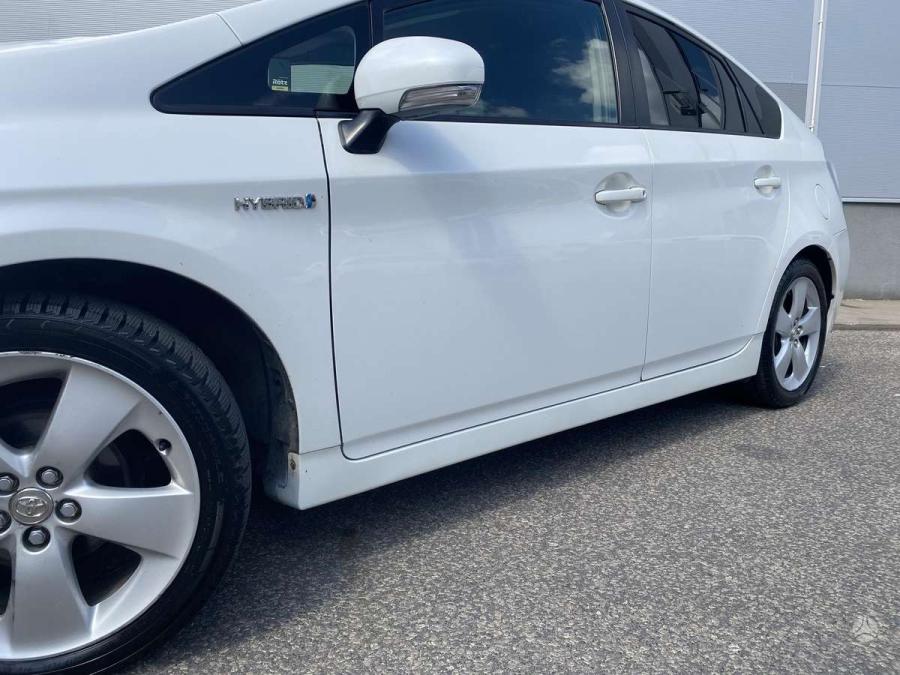 White Toyota Prius 2012 in Vilnius, with an engine capacity of 1.80 L and mileage of 380 thousand km for 5950 €, photo 17 on AUTOMOTO.COM.LV