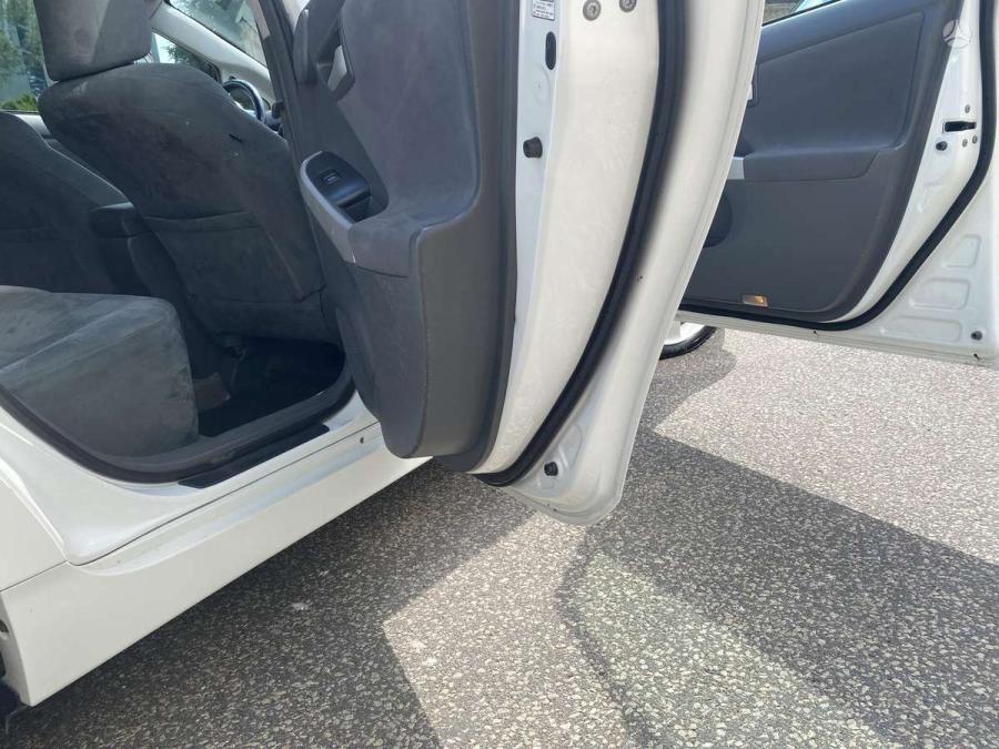 White Toyota Prius 2012 in Vilnius, with an engine capacity of 1.80 L and mileage of 380 thousand km for 5950 €, photo 20 on AUTOMOTO.COM.LV